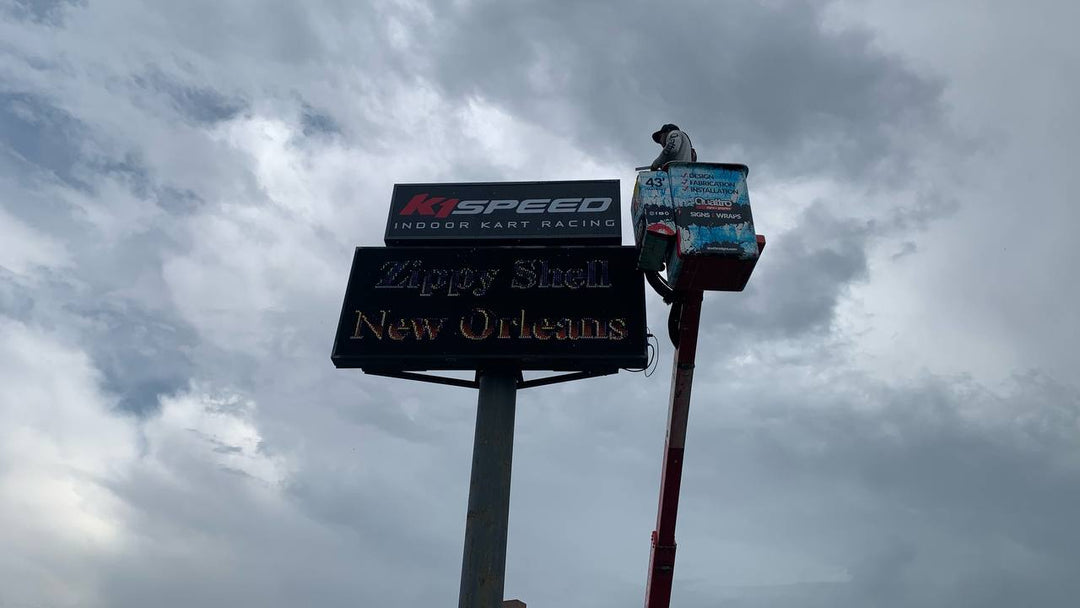 Pole Sign – QUATTRO